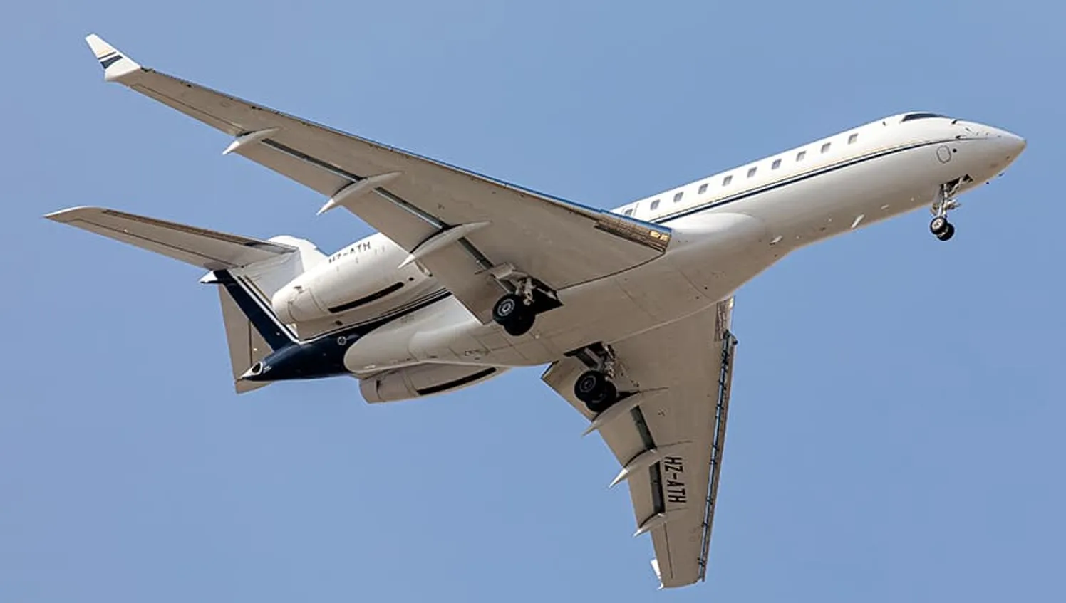 Bombardier Global Express 6000: Business private jet for hire | LunaJets